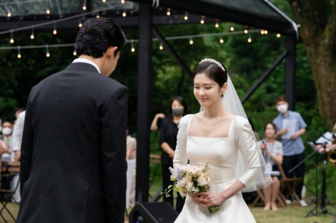 드라마 찍다가 눈 맞아 6살 연하 남편과 깜짝 결혼한 여배우 셀럽스케치