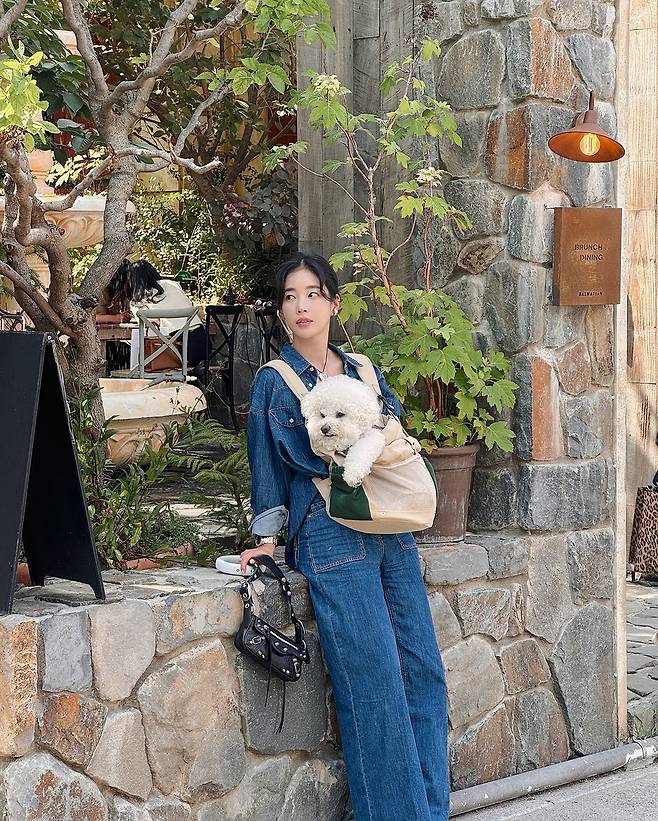 기은세 청자켓과 청바지 입고 청청패션으로 반려견과 외출 라이프업