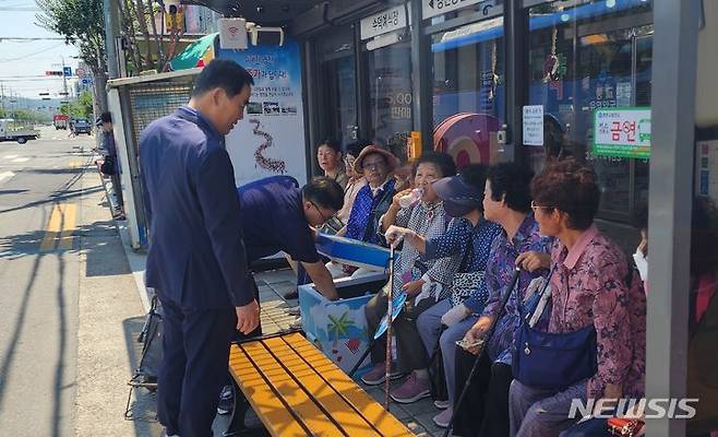 영천시 버스 정류장 생수 비치·도로 살수작업 등 ‘폭염 대비