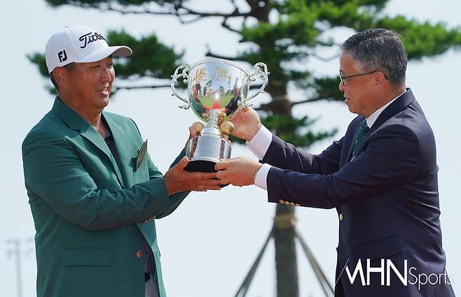 [mhn포토] 모중경 '김원섭 KPGA 회장 트로피 시상~'