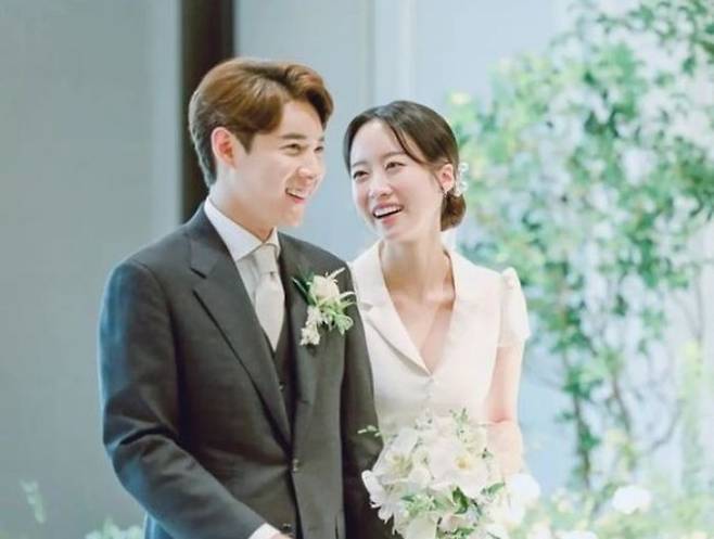 둘이 부부였어 4살 연하 배우남친과 결혼해 5개월만에 득남한 배우 커플 스포엔 뉴세이