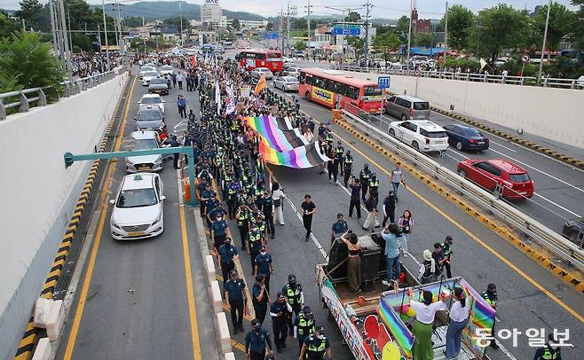 충청권 첫 성소수자 축제 물리적 충돌 없이 끝나