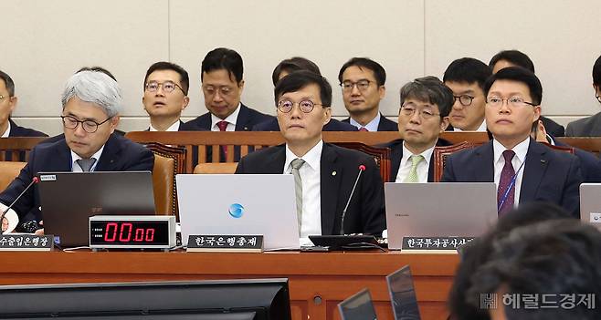 한은 총재 정부 마이너스 통장 이용재정 비용 줄이는 데 도움”