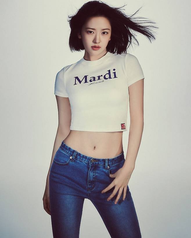 아이브안유진 티와 청바지 입고 완벽비율 선보여 라이프 뉴세이