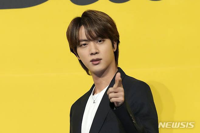 방탄소년단 진 프랑스 국경일 14일에 파리올림픽 성화봉송
