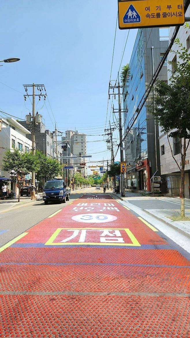 서울 송파구 어린이보호구역 도로에 진동 도트 포장