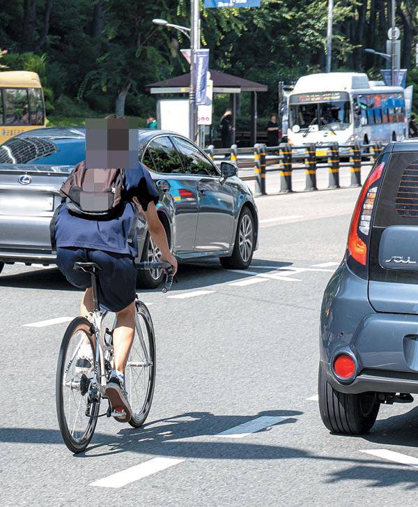 브레이크 없이 탈래요” 10대 아찔한 자전거 질주에 ‘철렁