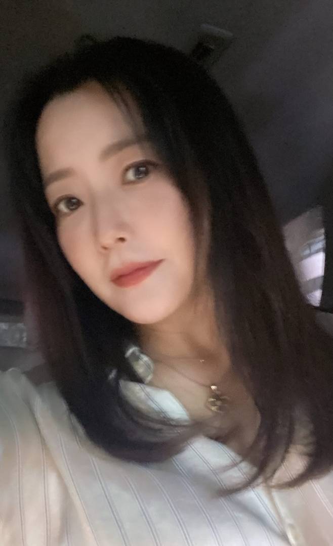 ‘48세 김희선 ‘미모 원탑 무보정 셀카 여신 중단발 C컬펌으로 우아한 분위기 완성 뷰티는 내운명