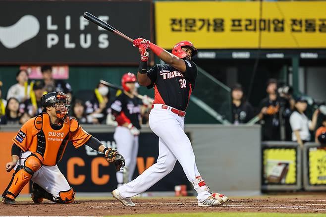 찾았다 Kia의 톱타자1번 타자로 멀티홈런 치는 소크라테스 리드오프요 경기에 들어가면 똑같아더 많은 타석에 들어갈 뿐”