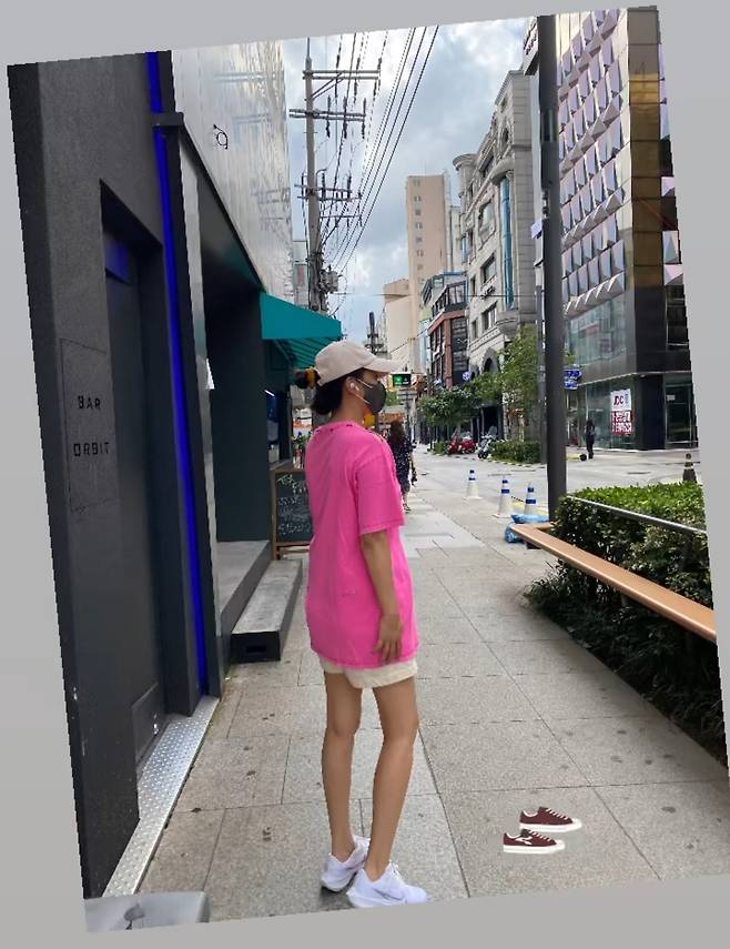 김희선 얼굴 가리니까 20대 의심받아 핑크 반팔티에 숏팬츠 입고 청순한 캐주얼룩 뽐내 스타와 패션