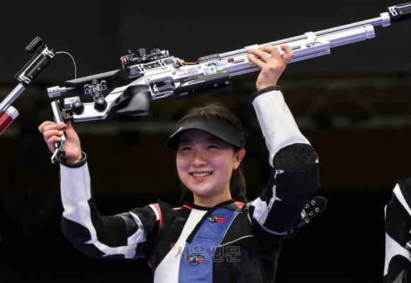 ‘강철멘탈 16세 여고생 총잡이 슛오프 01점 차 기적을 쐈다