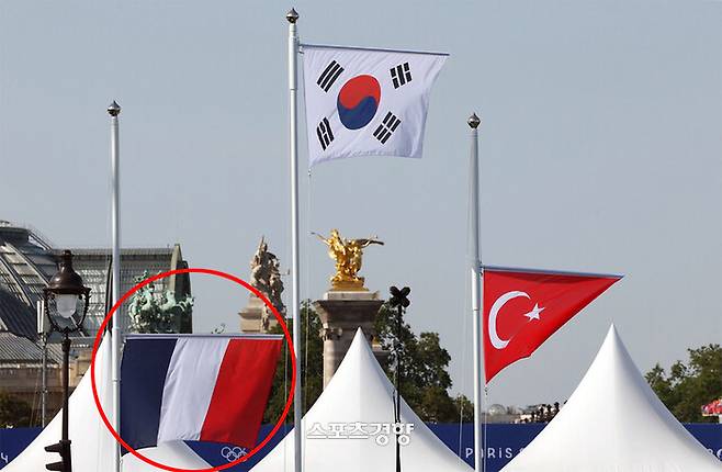 이젠 프랑스 자국 국기게양도 실수 실화냐 파리올림픽
