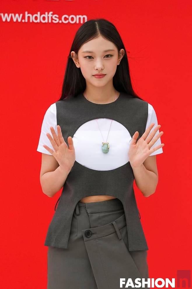 뉴진스 해린 18세 소녀 동대문 나들이 환호성 터진 써클 컷아웃 투피스룩 패션엔