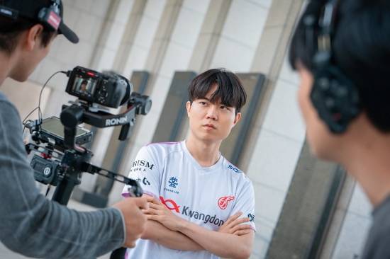 KDF, 한 수 위의 운영 선보이며 1세트 NS 제압 (LCK)