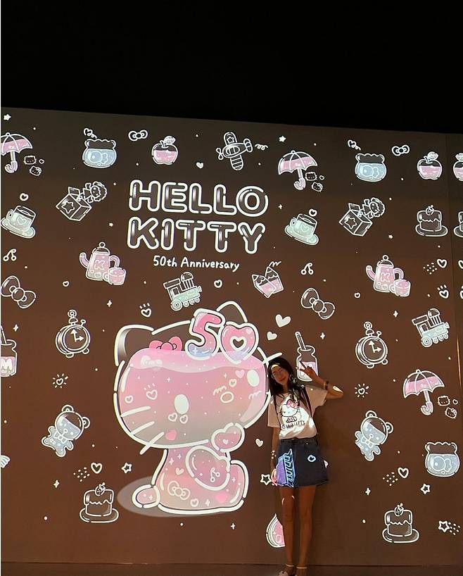 이요원 딸보다 캐릭터에 열광하는 예쁜 엄마 흰티에 청반바지 입고 전시회 나들이 스타와 패션