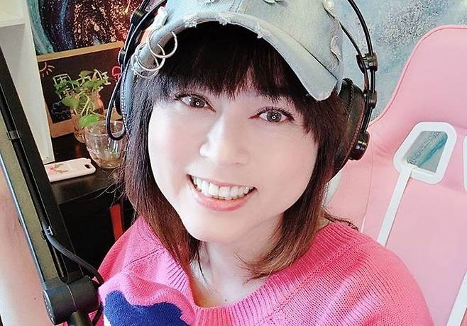 55세 미모의 여가수 10살 연하 대학 교수와 깜짝 결혼 룩글로벌