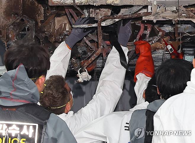 앙상한 뼈대 드러낸 화재 전기차국과수 2차 합동 감식