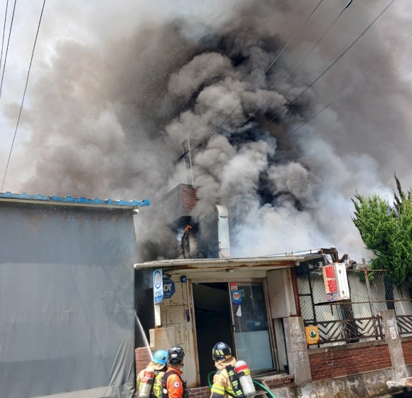 인천 남동구 금속공장 화재로 직원 2명 부상