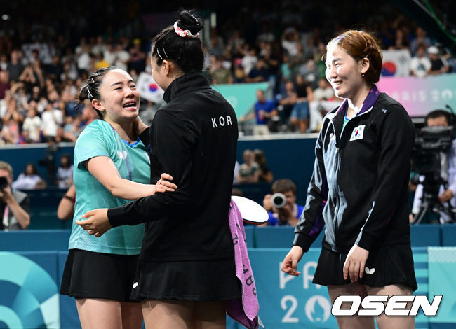 탁구 여자 단체 동메달 기쁨을 나누는 전지희 신유빈 이은혜 사진