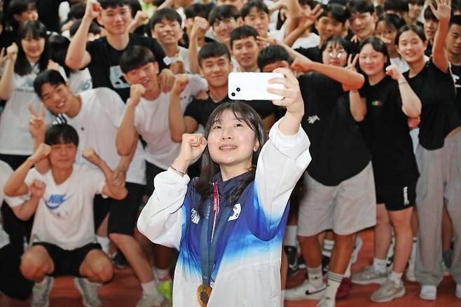 ‘최연소 金 반효진 대구 영웅으로 금의환향 홍 시장 사격 시설 전면 보수 화답
