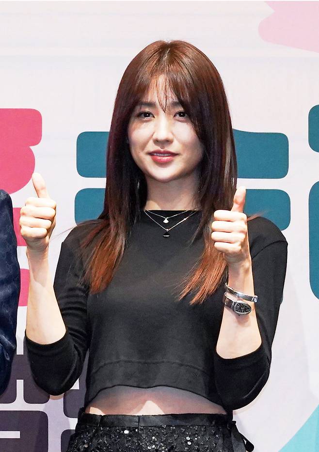 박하선 절제된 세련미 우아한 블랙 크롭톱 시퀸 롱스커트룩 스타와 패션