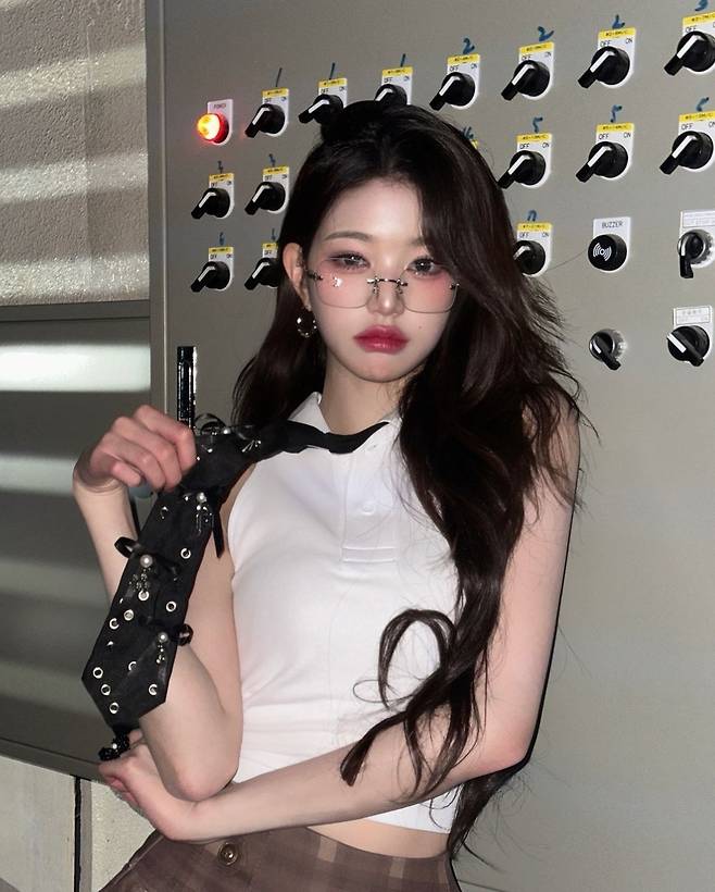 장원영 블랙 타이와 안경 포인트 긱시크도 완벽한 요정 미모 스타와 패션