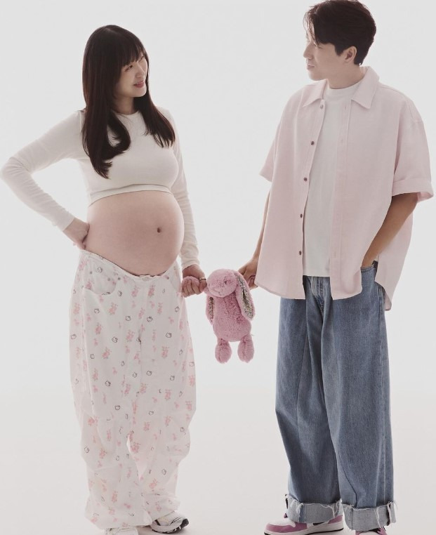 같은 아파트 사는 동네 누나와 결혼후 임신소식 전한 유명 연예인만삭사진 공개 셀럽뉴스