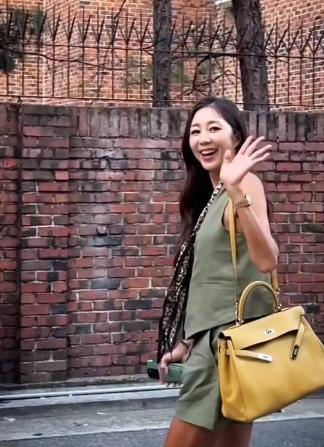 애셋맘 전미라 늘씬한 기럭지 돋보이는 고급美 우아한 롱 웨이브 헤어스타일 뷰티는 내운명