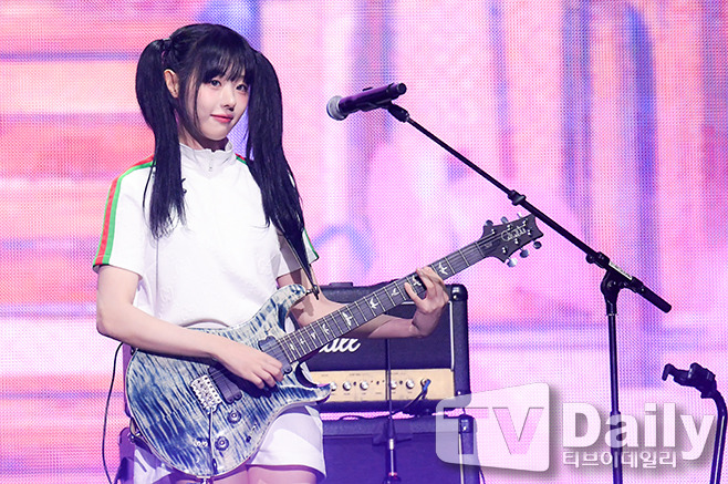 [TD포토] QWER 히나 '기타여신'