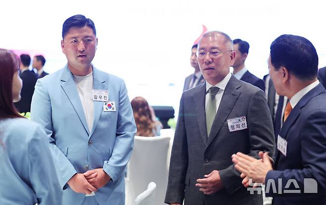 포상금 8억 양궁 3관왕 김우진 가정에 보탬이 되도록 유용하게 쓰겠다