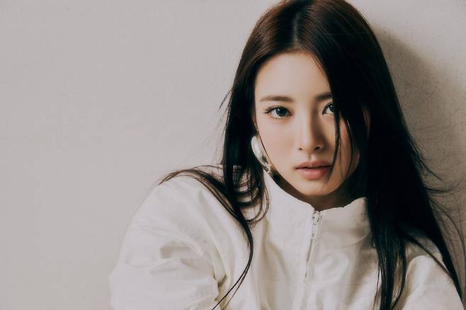 ‘테디 걸그룹 미야오 안나 비주얼 공개 ‘무결점 미모