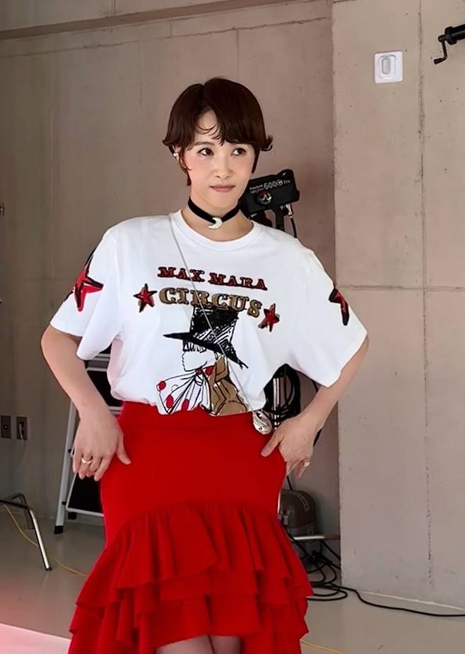 김선아 51세 맞아 숏컷에 캉캉 스커트와 캐릭터 티 하이틴 걸리시룩 패션엔