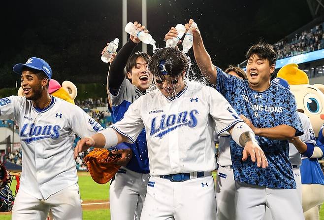 KBO 역대 3번째 400홈런 금자탑…박진만 감독 “박병호 500홈런 달성 응원해”