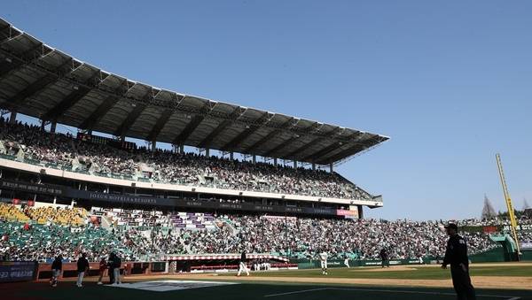 SSG는 가을야구를 포기하지 않았다, 팬들도 뜨겁게 응원한다…SSG-삼성전 23,000석 완판, SSG 홈 6번째 매진 [MK인천]