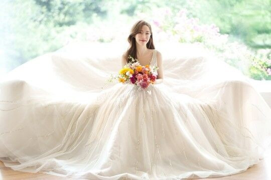 5살 연상 사업가 ️공개 열애 후 초고속 결혼발표한 여배우 스포엔 뉴세이