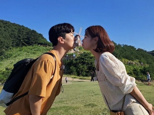 키스신 과하게 하다 열애설 나자 1달만에 결혼한 커플 셀럽뉴스