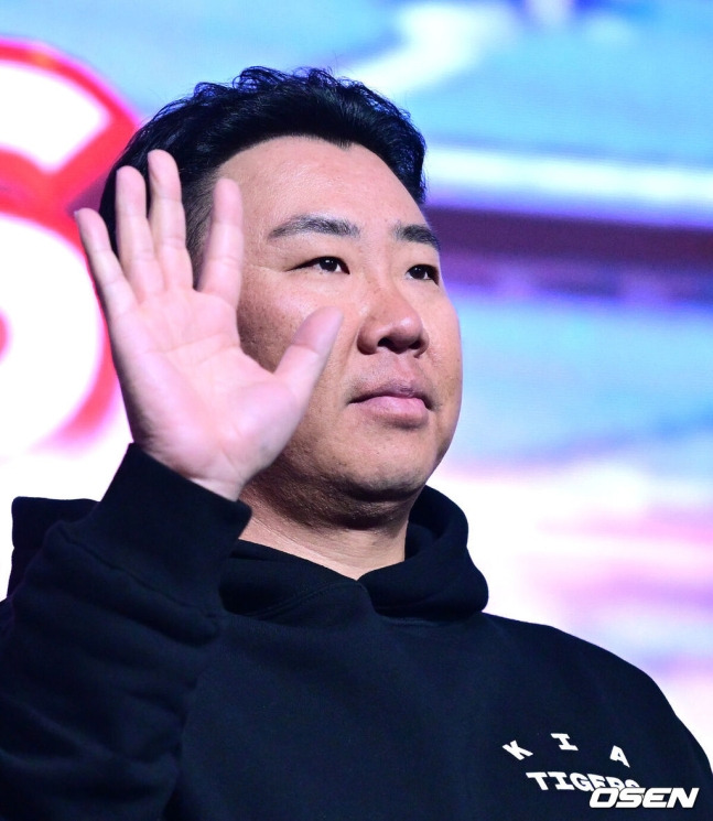 올해 우승 약속 지켰다스캠서 지휘봉→부임 첫해 정상 이범호 부드러우면서 단호했던 형님 리더십 통했다