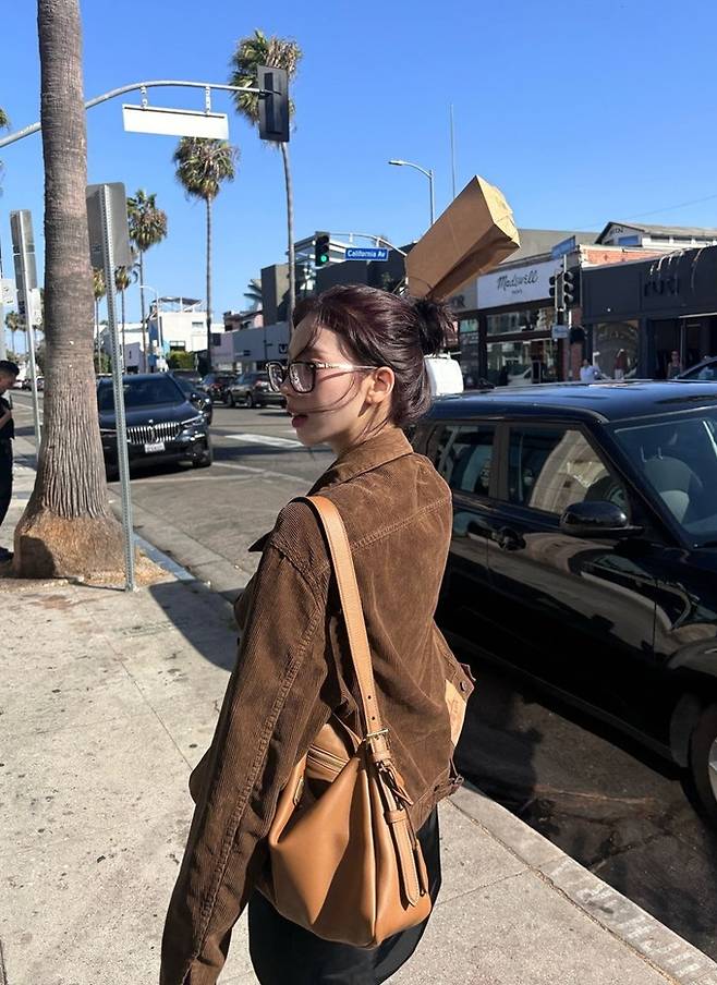 에스파 카리나 긱시크 가을 요정 뿔테 안경에 골덴 재킷 오버핏 긱시크룩 패션엔
