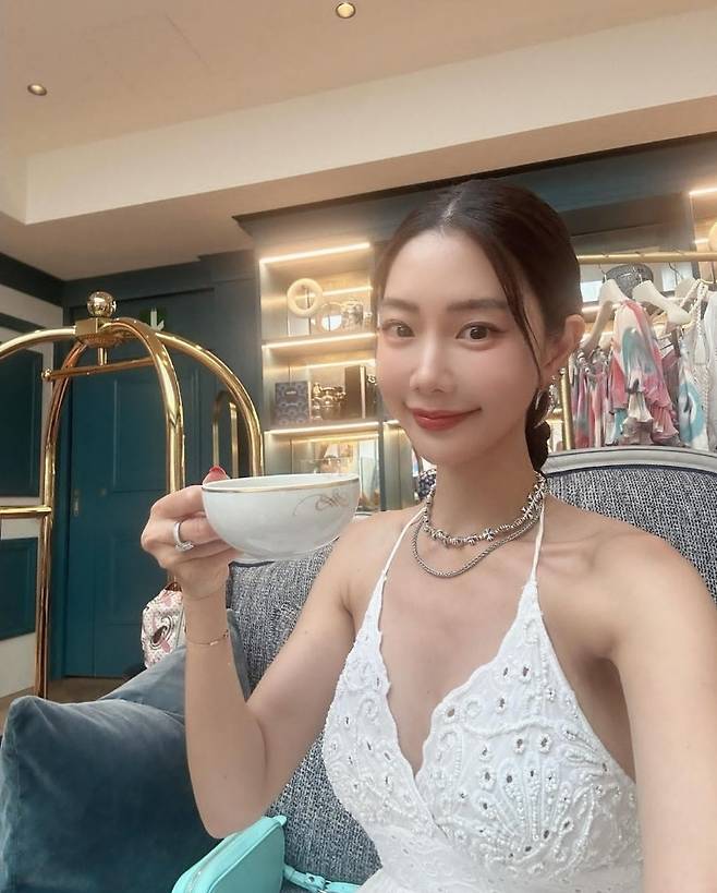 클라라 167에 48kg 스페인서 빛을 본 딱붙핏 민소매 원피스룩 뷰티는 내운명