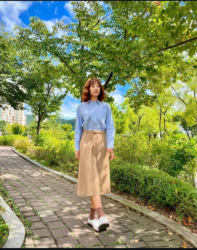 조윤희 우아한 가을 분위기 흠뻑 조각미모 세련된 셔츠and스커트 패션 스타와 패션