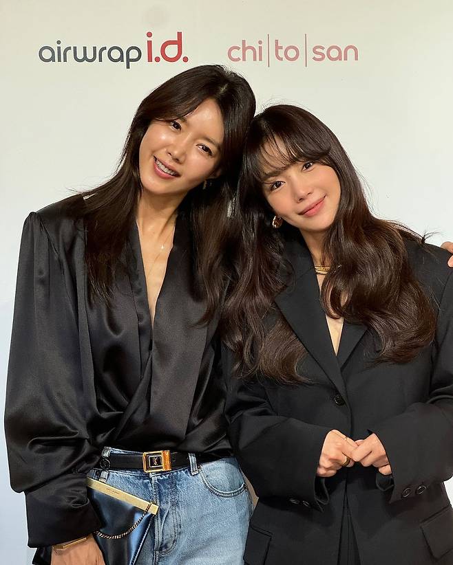 기은세 올블랙룩 입고 채정안과 함께 시크하게 라이프업