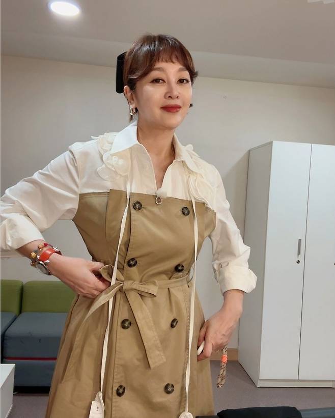 이승연 가을의 멋 트렌치 56세 파워동안 트렌치 원피스룩 스타와 패션