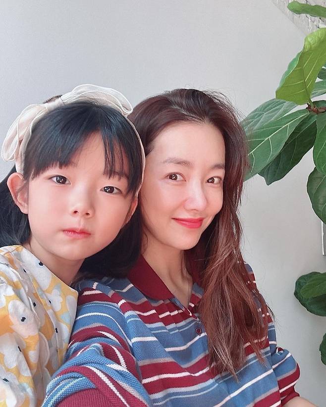 소이현 아빠 판박이 딸과 투샷 동안 미모 뽐낸 내추럴한 헤어스타일링 뷰티는 내운명