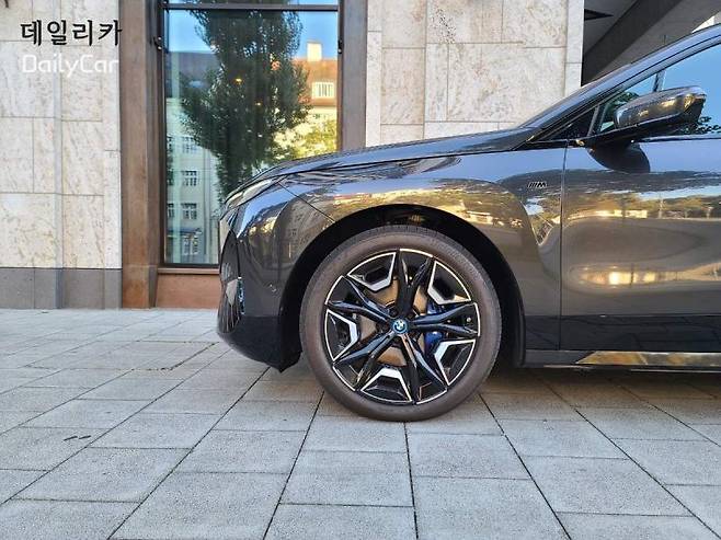 [시승기] 시속 200km 거뜬, 쾌적한 주행감은 ‘덤’...BMW 전기차 iX xDrive M50 | 데일리카