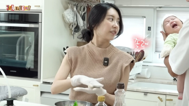 목꺾인 아기 안고 튀김 요리를” 배우 이지훈 부부에 쏟아진 우려