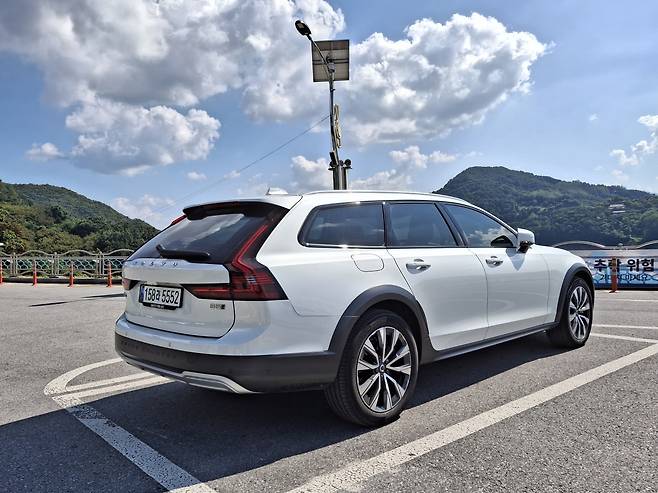 "왜건, 못 생겼다고?"…볼수록 매력적인 ‘스웨디시 프리미엄’ [시승기-볼보 V90CC]