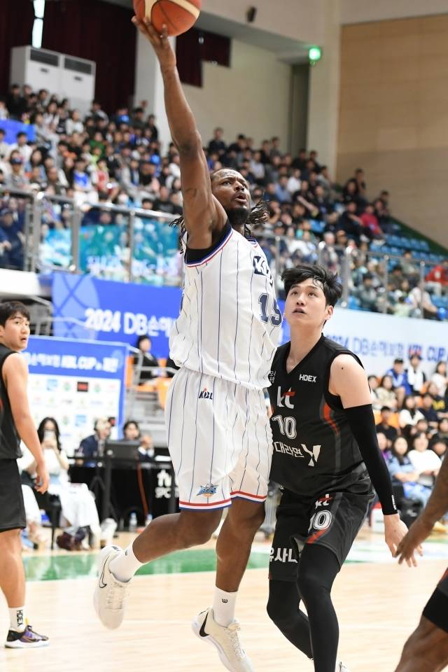 해먼즈, ‘킹’ 버튼 앞에서 증명했다! kt, KCC 추격전 극복 10점차 승리…문·문 철벽 수비 빛나 [KBL 컵대회]