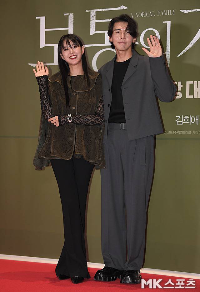 지소연♥송재희 우린 보통 아니고 잉꼬~ 시크한 멋쟁이 부부의 시사회 나들이룩 뷰티는 내운명