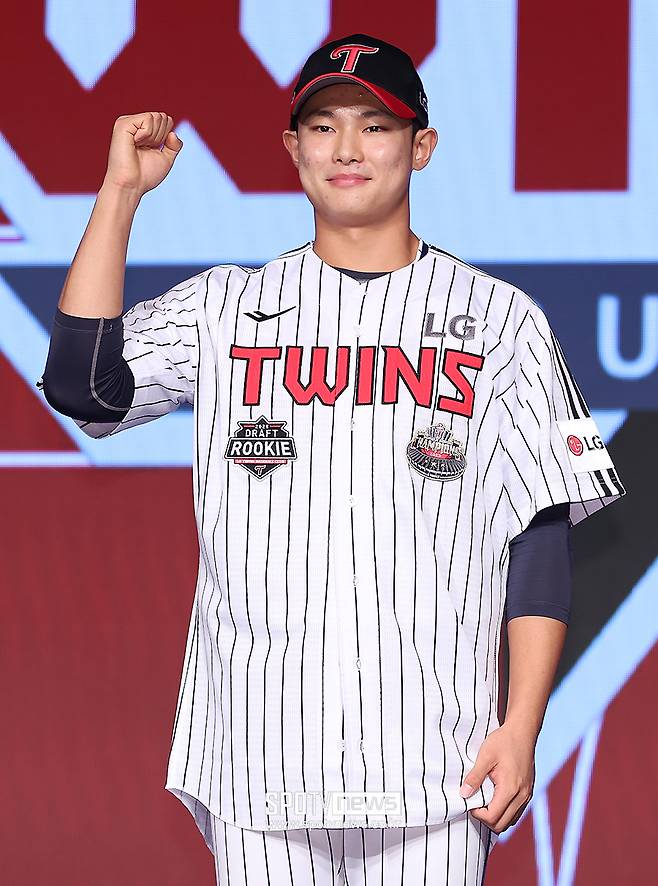 공식발표 Lg 신인 계약 완료 156㎞ 김영우 2억 투타겸업 추세현 1억 5천진해수 유산 서영준 7천만원 사인