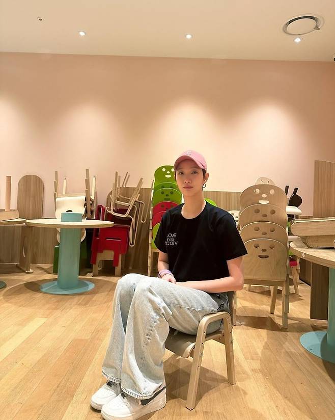 김고은 주먹밥 머리 모자로 가렸네 순수한 생얼 미모 청바지 데일리룩 스타와 패션